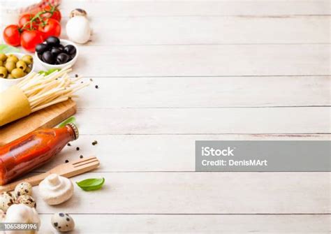 토마토 소스와 치즈 나무 배경에의 병으로 메 추 라 기 계란으로 만든 스파게티 파스타 클래식 이탈리아 마 음식입니다 마늘