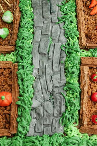 코티지와 정원으로 디자인 된 홈 메이드 케이크의 풀 프레임 이미지 퐁당 착빙 통로 세부 사항 비스킷 부스러기 토양의 야채 침대를 제기 초콜릿 플레이크 퐁당 착빙 호박 토마토