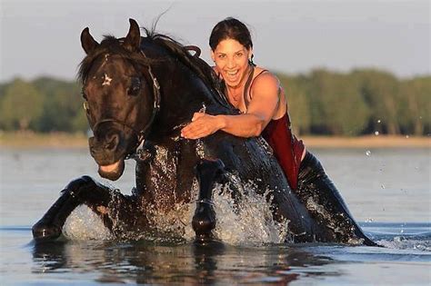 Свободно непокорна съм река избрала слънцето да отразявам Когато една жена е била достатъчно