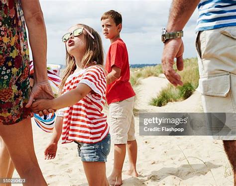 7 814 Tween Girls At The Beach Photos Et Images Haute Résolution