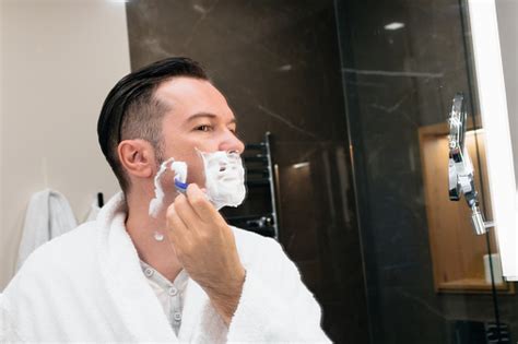Hombre Afeitándose Con Navaja En El Baño Foto De Stock Y Más Banco De