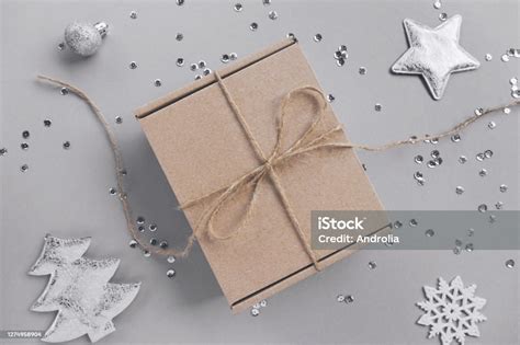 장식 전나무 나무 공 실버 눈 조각 별과 스팽글로 파스텔 배경에 선물 상자를 공예합니다 0명에 대한 스톡 사진 및 기타 이미지