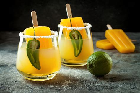 매운 망고 아이스 마가렛 Jalapeno와 라임 칵테일 독립 기념일 파티에 대 한 멕시코 알코올 음료 가장자리에 대한 스톡 사진
