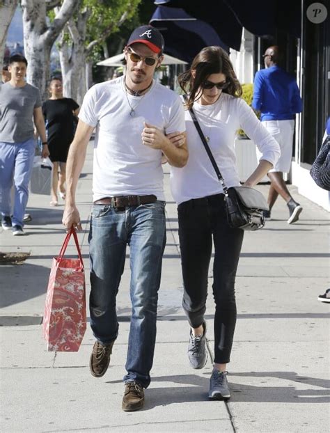 Photo Lactrice Jennifer Carpenter Se Promène Avec Son Fiancé Le
