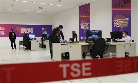 Quem são os integrantes das Forças Armadas na comissão de transparência no TSE