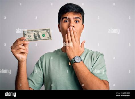 Un Jeune Homme De Handsome Qui Détient Un Dollar De Billets Sur Fond