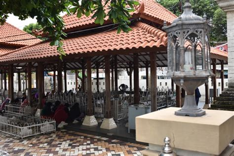 Makam Syekh Maulana Malik Ibrahim Antara Kultur Tradisional Dan Moderen