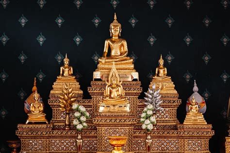 พระพุทธศรีมงคลสร้อยพลอยประทานพร ปางประทานพร เป็นพระพุทธรูปลักษณะทำห้อยพระหัตถ์เบื้องขวา หัน