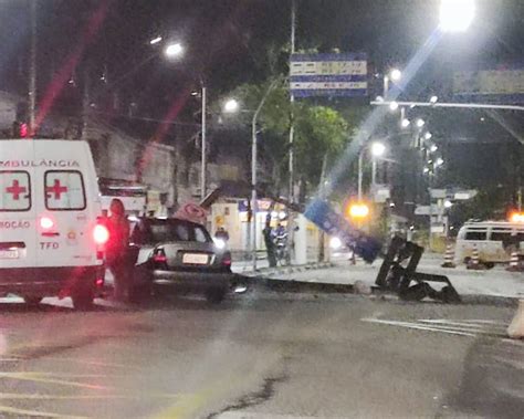 Carro Derruba Poste Da Travessia De Balsa Entre Santos E Guarujá Em Sp