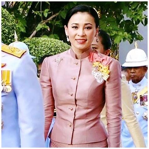 42岁苏提达与泰王同坐车，王后挥手微笑，68岁国王却张着嘴发呆财经头条