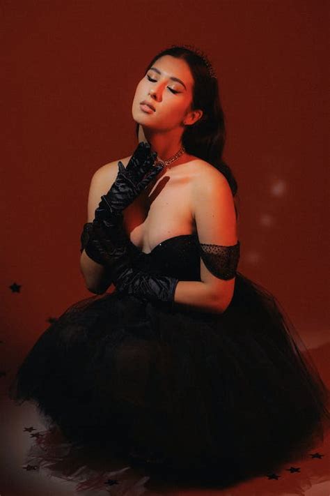 가운 갈색 머리 드레스 모델 빨간색 배경 수직 쐈어 스튜디오 여성 젊은 포즈를 취하는에 관한 무료 스톡 사진