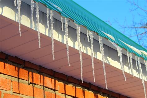 정원에 있는 집의 지붕에 매달려 있는 작은 아름다운 고드름 러시아 2018년 1월 0명에 대한 스톡 사진 및 기타 이미지 0