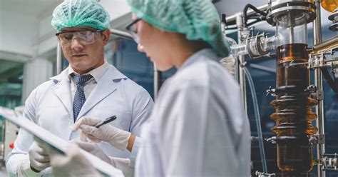 과학자 연구 의학 추출물 화학 과학 실험실에서 대체 의료 건강을위한 대마초에서 Cbd 오일 허브 대마 식물 및 간자 잎은 약물에 사용하는 천연 유기농 허브입니다 사진