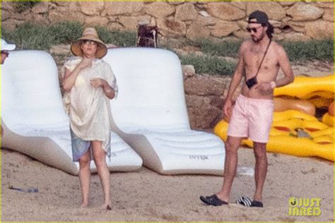 Pregnant Kate Hudson Hits The Beach In Bright Yellow Bikini Photo Bikini Kate Hudson