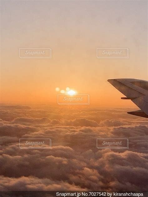 飛行機からの夕暮れの写真・画像素材 Snapmart（スナップマート）