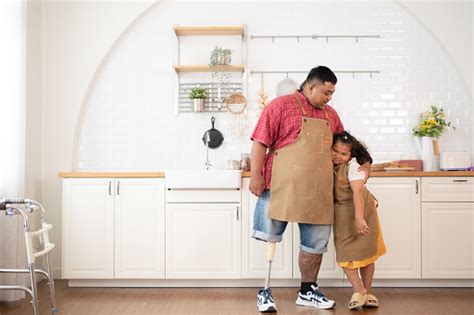 의족을 착용한 아버지가 있는 플러스 사이즈 가족 딸은 요리를 돕기 전에 아버지와 즐겁게 놀았습니다 집의 부엌 방에서 보철 장비에 대한 스톡 사진 및 기타 이미지 Istock