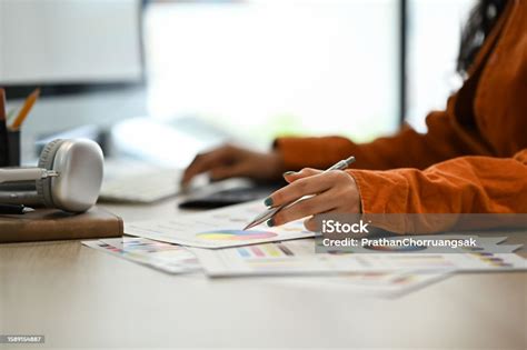 컬러 팔레트로 작업하는 젊은 창조적인 여성 그래픽 스튜디오에서 디자인 프로젝트를 위한 색상 샘플을 선택합니다 20 24세에 대한