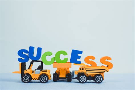 미니 포크 리프트 불도저 트럭 및도 롤러 기계 텍스트 성공 동기 부여 비즈니스 및 금융 개념 개념에 대한 스톡 사진 및 기타 이미지 Istock
