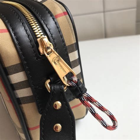 戰馬包包 經典格子相機包 男女通用款斜背包 Burberry背包 女生包包 小方包 大容量胸包 男生斜背包 單肩包 側背 Cole55 Iopen Mall