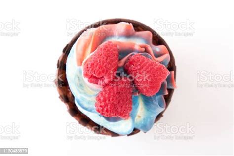 다 색 휘 핑 크림 초콜릿 컵 케 잌은 흰색 바탕에 라스베리 장식 0명에 대한 스톡 사진 및 기타 이미지 0명 3가지 개체 갈색 Istock