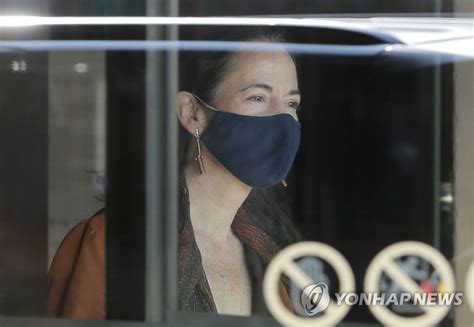 숙소 나서는 미 국가정보국장 연합뉴스