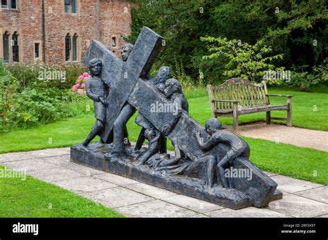 Josefina De Vasconcellos The Weight Of Our Sins At Bishop S Palace In Wells Somerset Stock