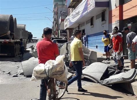 VÍDEO Carga de manilhas de concreto se solta de caminhão e atinge