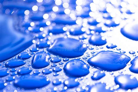 Transparente Ruhige Wassertropfen Auf Hellblauem Hintergrund Tropfen