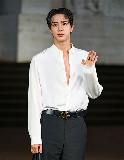 Gaya Jin Bts Jadi Pangeran Gucci Pamer Dada Di Milan Fashion Week 2025