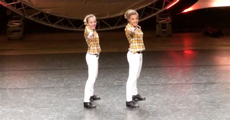 2 Filles Tournent Le Dos Au Public Mais Lorsque La Musique Commence