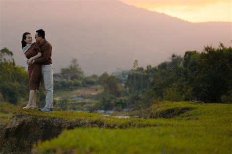 커플 목초지 포옹 Pixabay의 무료 사진