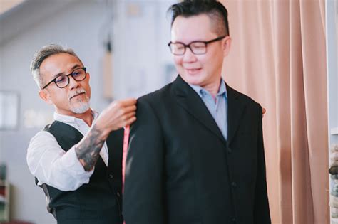 아시아 의 중국 노인 재단사 맞춤형 측정 테이프 측정 테이프 측정 그의 고객의 어깨를 측정 용 새로운 블레이저 만들기 에 대 한