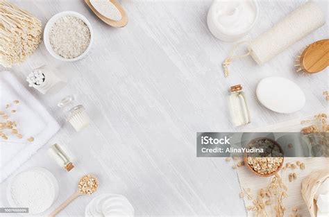 소박한 흰색 수 제 화장품 세트 화이트 나무 보드 평면도 프레임에 Spikelets와 바디 케어 및 목욕 부속품을 위한 천연