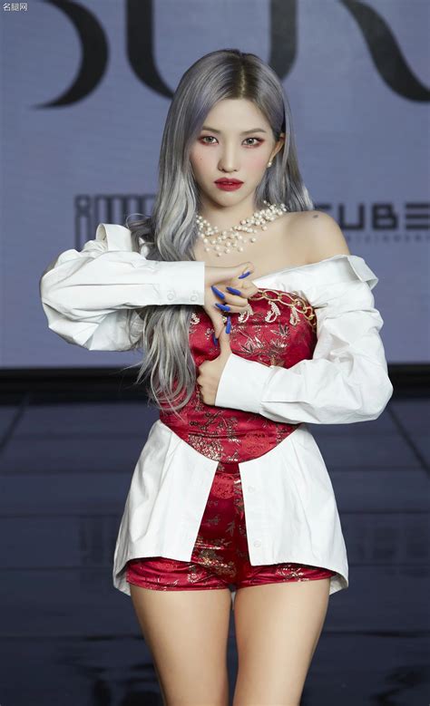 Gi Dle成员们台上合照左起：徐穗珍、曺薇娟、田小娟、宋雨琦、叶舒华、minnie 全都是好腿（2339） 图片 名腿网