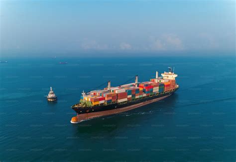 바다에 있는 공중 전망 콘테이너 병참술 수입품 수출 선박 또는 수송을 위한 가득 차있는 짐 콘테이너 사진 Unsplash의 수송 이미지