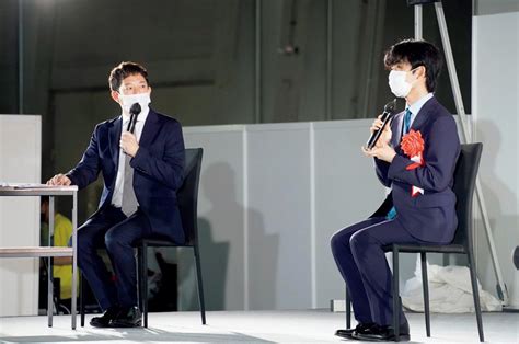 サバンナ高橋「藤井聡太竜王は“負の感情”がない方なんちゃうかな」「頂いた“飛翔”の色紙を」“観る将芸人”が藤井将棋に魅了されたワケ 将棋