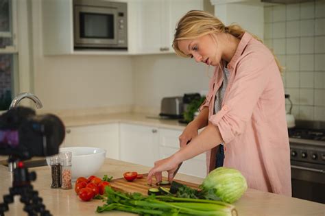 부엌에서 야채를 자르고 카메라를 사용하여 요리 동영상 블로그를 만드는 백인 여성 건강한 식생활에 대한 스톡 사진 및 기타 이미지 건강한 식생활 남아프리카공화국 디지털
