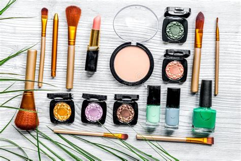 Componga El Sistema Con Los Cosméticos Decorativos En La Opinión De