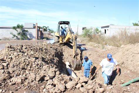 Fugas en líneas de conducción de agua potable dejan sin servicio a