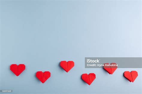 사랑의 날 파란색 배경에 수제 Diy 빨간 종이 접기 하트 맨 위 보기 개념에 대한 스톡 사진 및 기타 이미지 개념 공란
