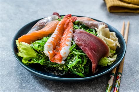 회시미 샐러드와 미모 연어 농어 새우 카니 고등어 참치 젓가락이 함께 나옵니다 0명에 대한 스톡 사진 및 기타 이미지 Istock