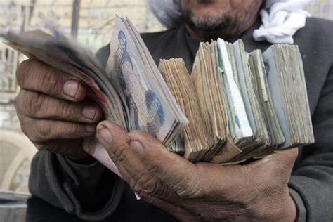 إقالة محافظ البنك المركزي العراقي قبل يومين من تظاهرة الدولار