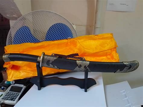 Сабя на дървена поставка Оръжие и лов Варна Сабя на дървена