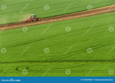 Vista Scenica Del Trattore Agricolo Moderno Che Che Ara Campo Verde