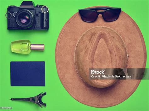 여행에 대 한 열정 방 원더러스 개념 프랑스 파리 여행 펠트 모자 필름 카메라 선글라스 여권 향수 병 녹색 종이 배경에 에펠 탑 레이아웃의 기념품 조상 개념에 대한 스톡
