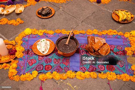 멕시코 푸에블라 시에서 죽은 자의 날을 축하하기 위한 Catrinas와 장식용 제단 거리에 대한 스톡 사진 및 기타 이미지 거리 거리 예술 관광 Istock