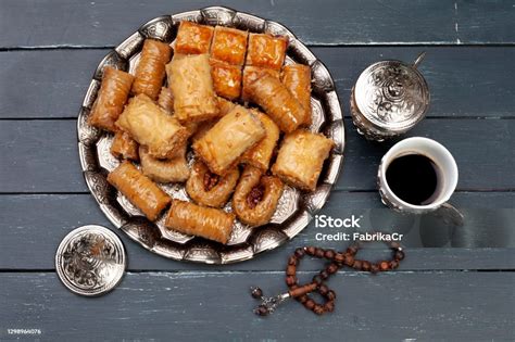 판자 나무 테이블에 터키 바클라바가있는 큰 금속 트레이의 최고 전망 0명에 대한 스톡 사진 및 기타 이미지 0명 갈색 개체 그룹 Istock