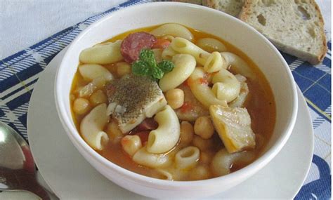 Sopa De Grão Com Bacalhau E Chouriço