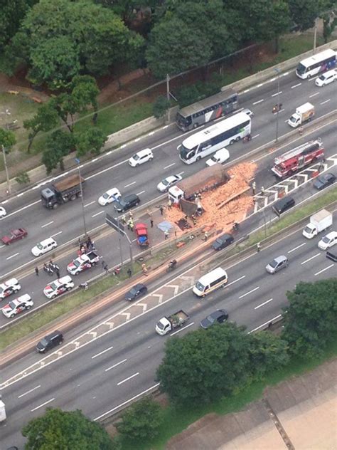 Acidente entre caminhões deixa 1 morto na Marginal São Paulo Estadão