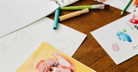 가위 가정 예술 공예 재료 그리기 도구 그림 그림 용품 나무 표면 마커 목조 테이블 문구 미술 도구 미술 작품 미술 재료 미술교육 미술용품 붓